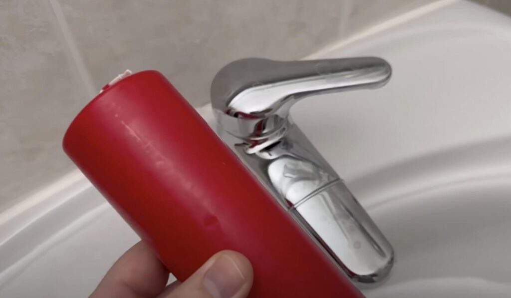 Ukrajinka ukázala trik so sviečkou. Takto sa zbaví vodného kameňa • Plénum