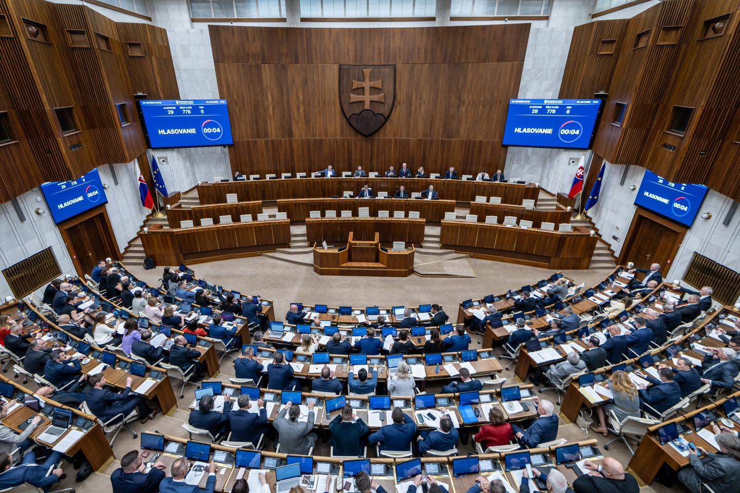 Parlament zrušil transakčnú daň pre živnostníkov. Od kedy to bude ...