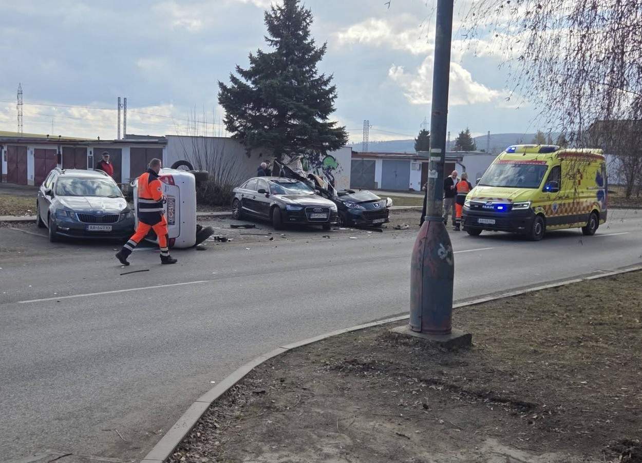 Nehoda v Poprade na ulici Ludvíka Svobodu: Auto po náraze odtrhlo ...
