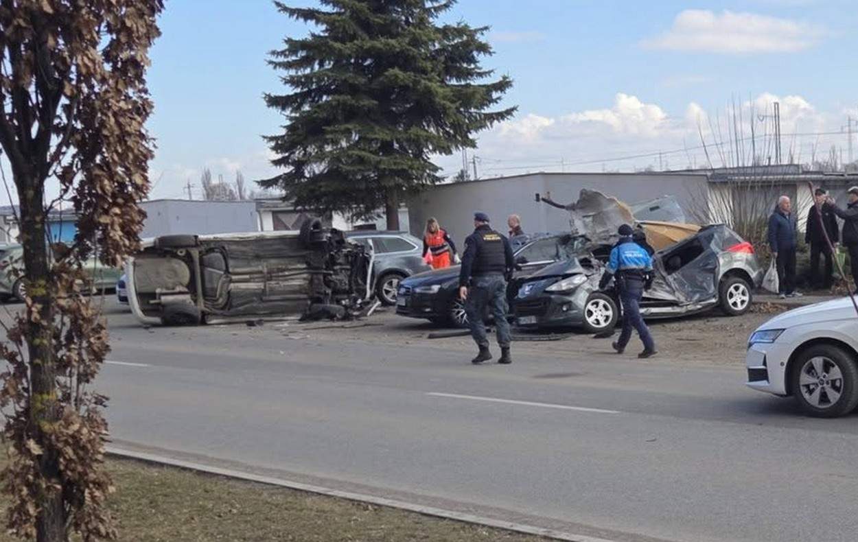 Nehoda v Poprade na ulici Ludvíka Svobodu: Auto po náraze odtrhlo ...