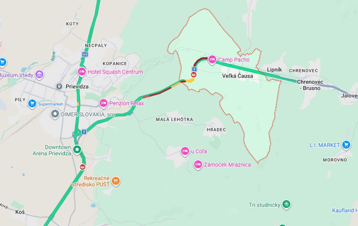 Vážna nehoda pri Prievidzi: Zrážka auta a motorky úplne uzavrela hlavný ...
