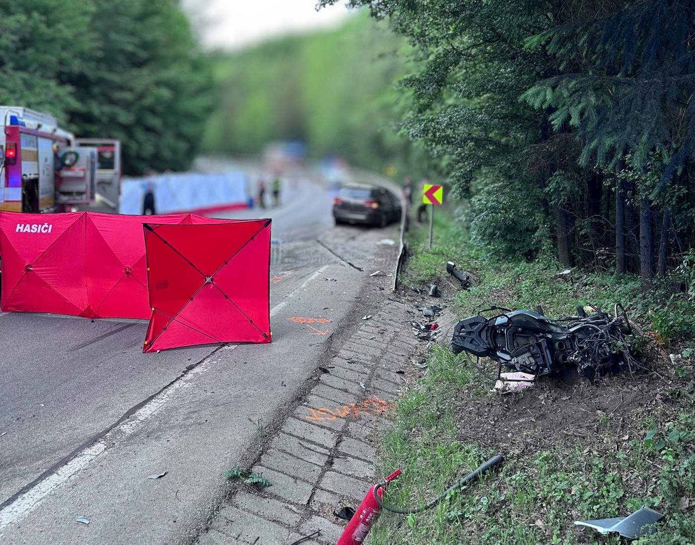 Tragédia na ceste: Pri zrážke motocykla s autom pri Ráztočne vyhasli ...